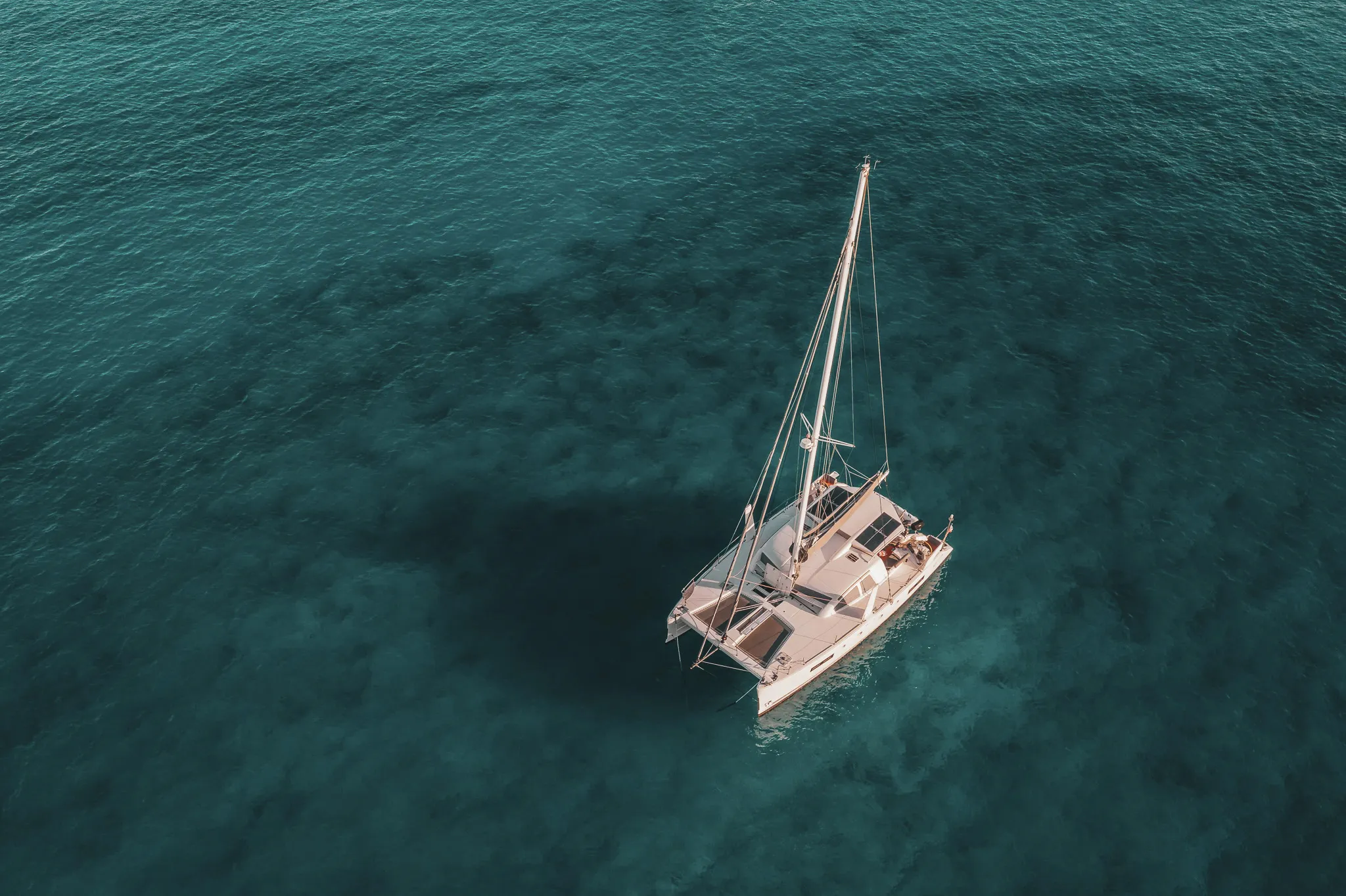 Kite the secret spots of the Cyclades aboard a catamaran