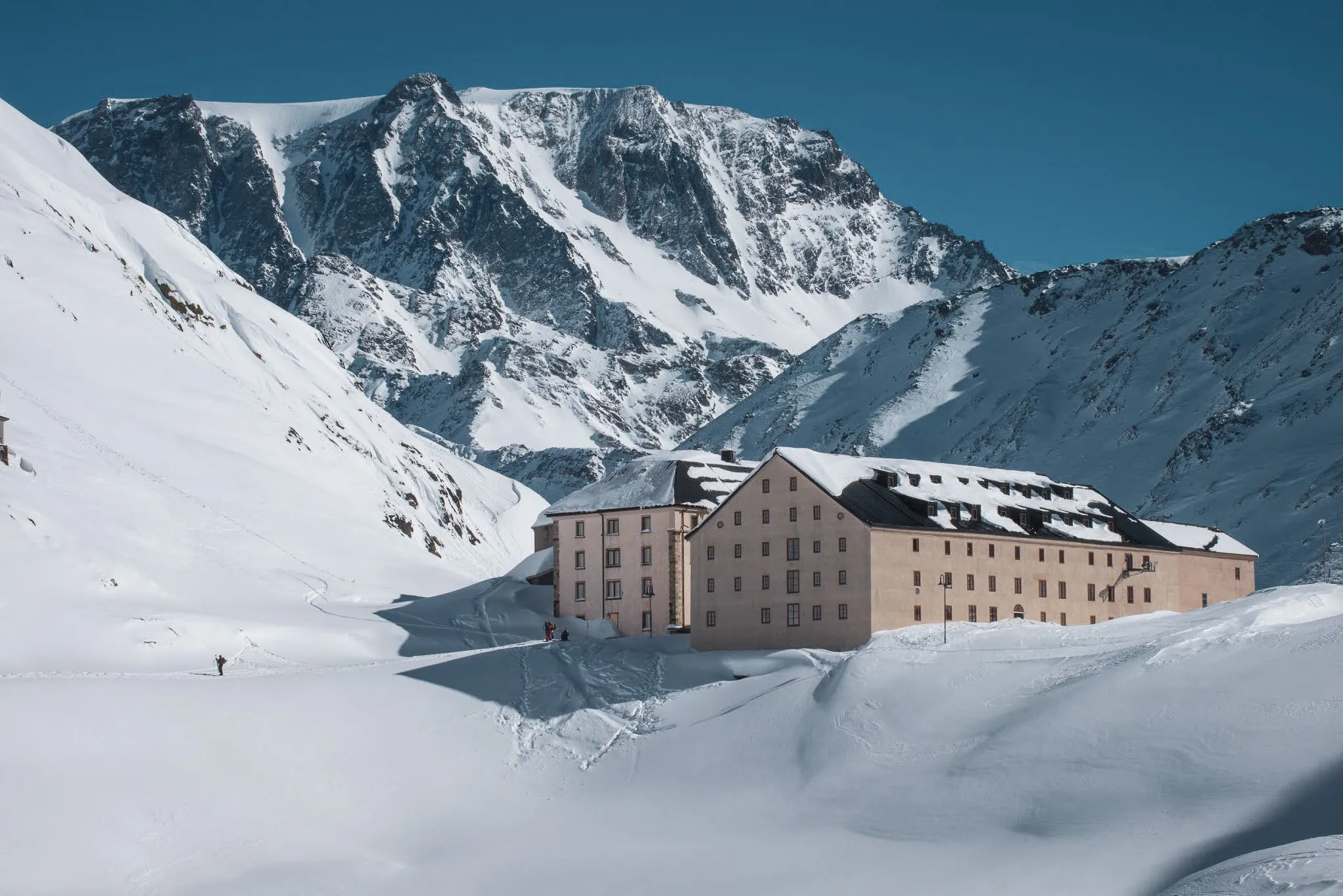 Ski tour your first peaks in the Grand Saint-Bernard Alps