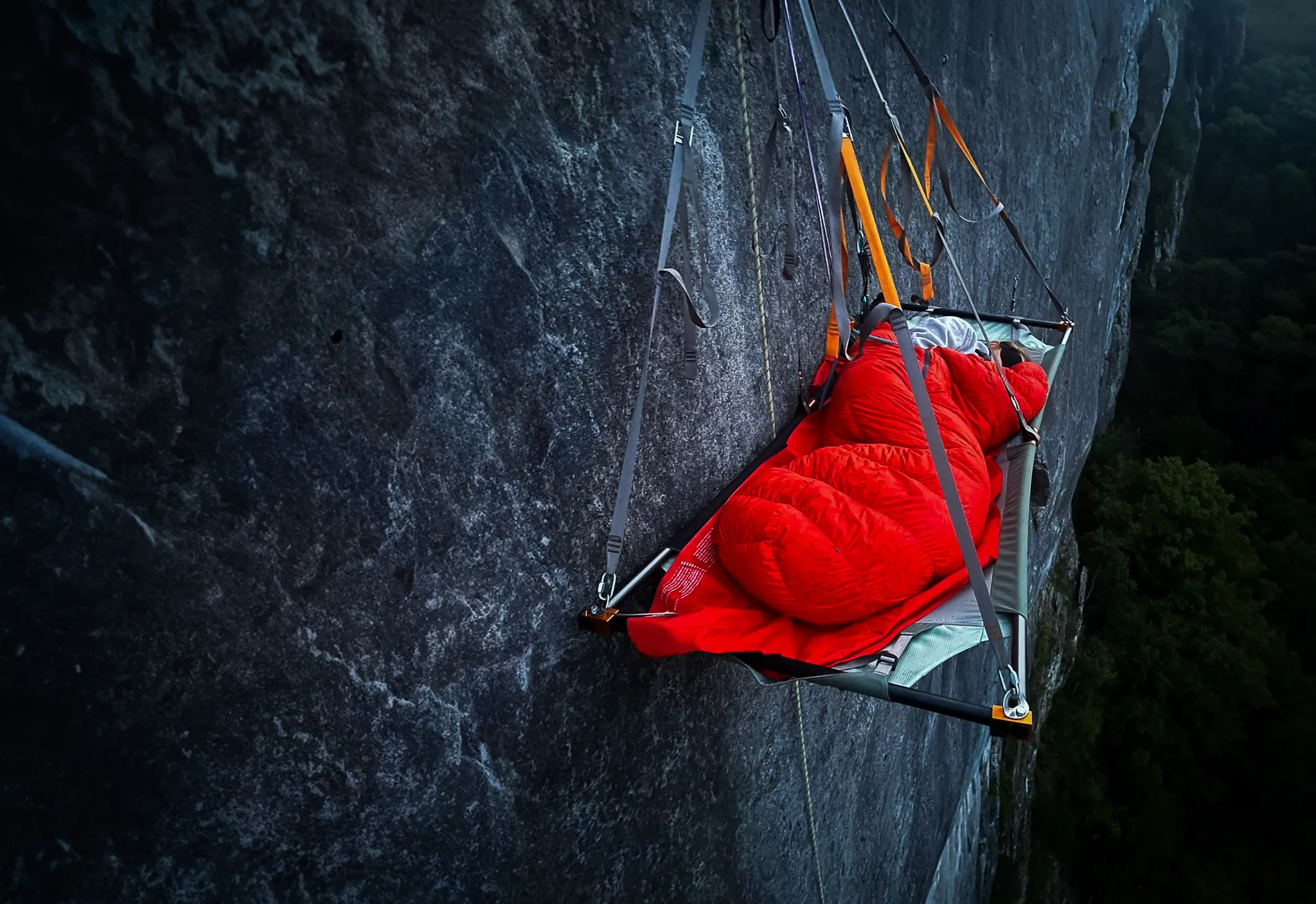 Escalade le jour, portaledge la nuit