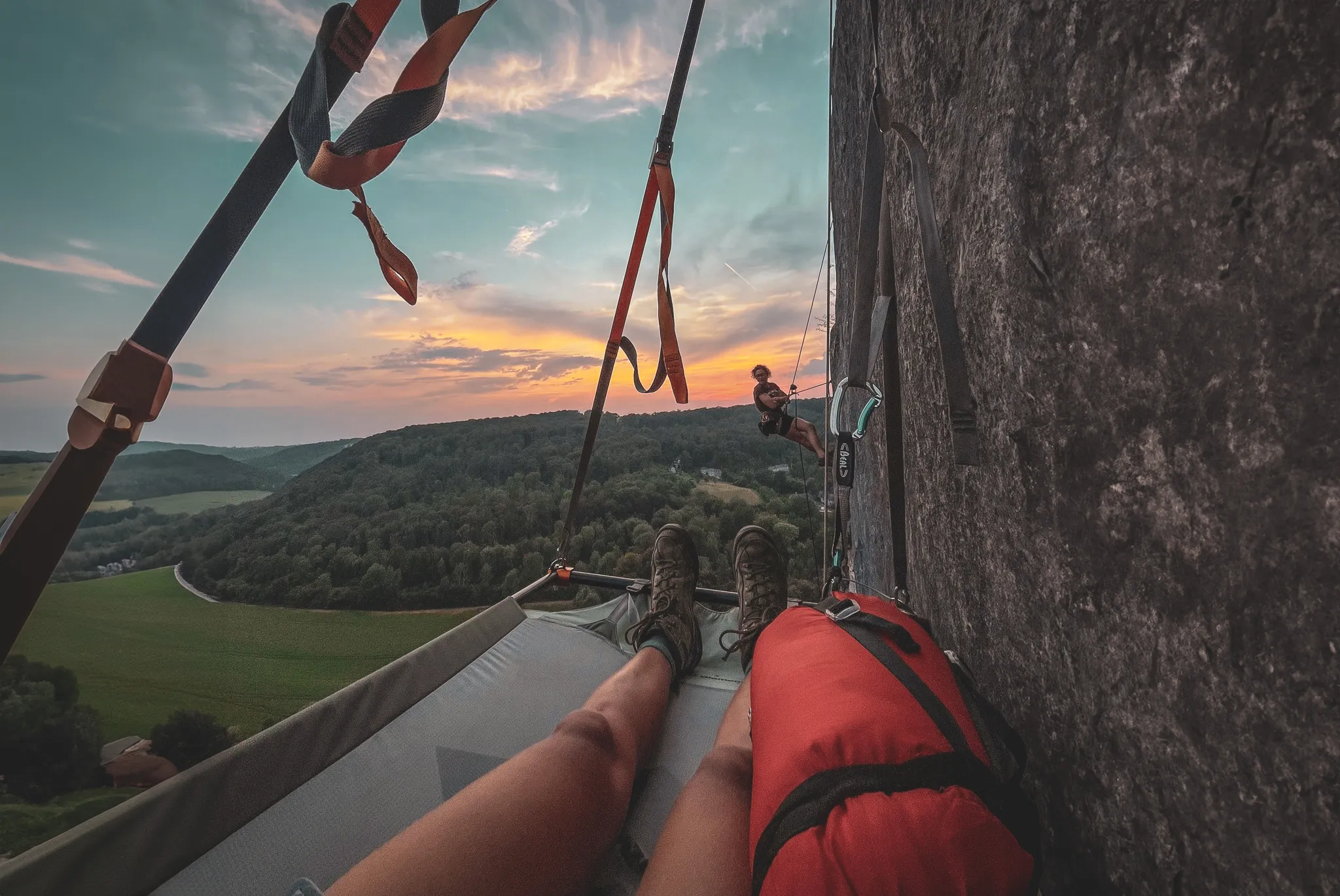 Escalade le jour, portaledge la nuit